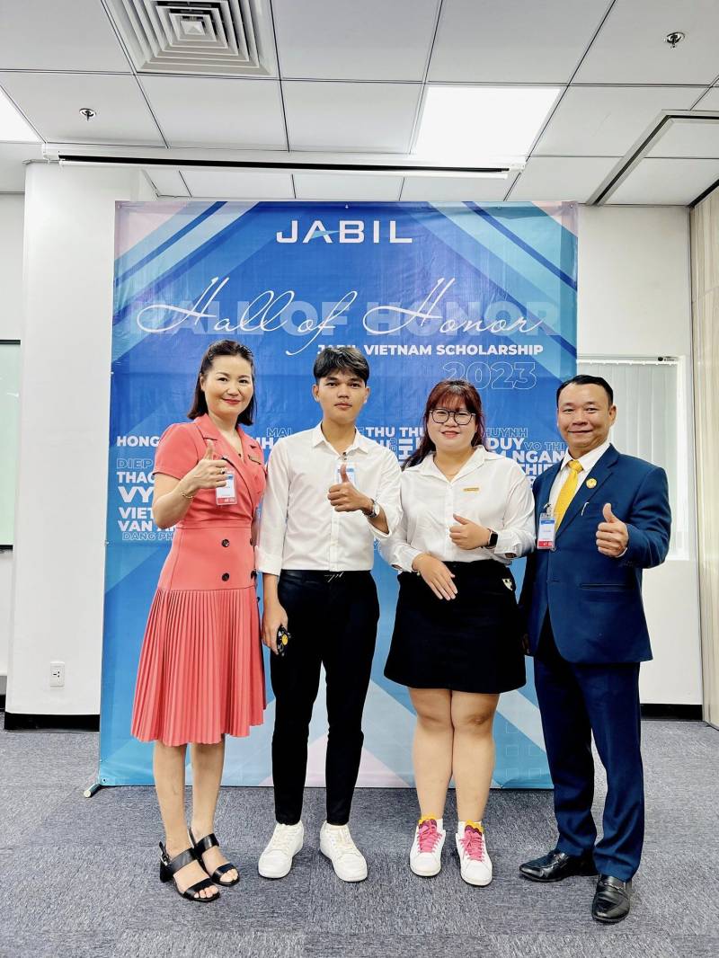 Vượt qua 800 SV từ 9 trường ĐH, 2 SV UEF nhận học bổng Jabil Việt Nam 2023